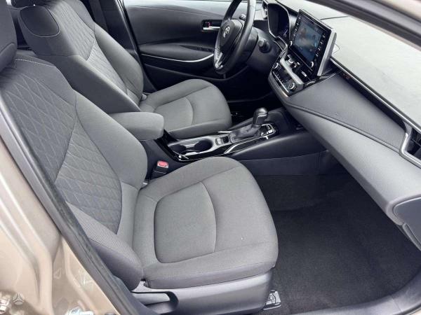 Yellow Toyota Corolla 2021 in Vilnius, with an engine capacity of 1.80 L and mileage of 107 thousand km for 16950 €, photo 4 on AUTOMOTO.COM.LV