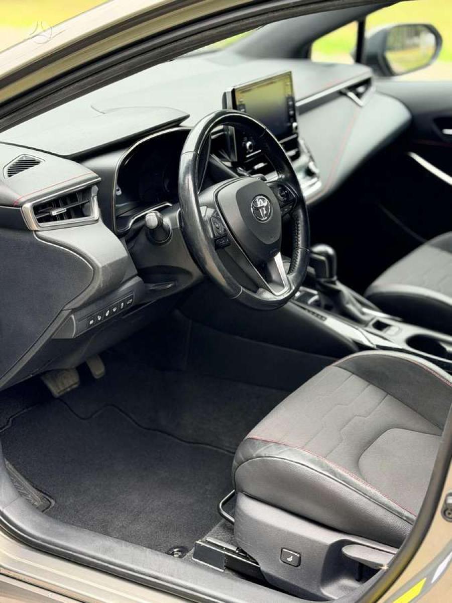 Yellow Toyota Corolla 2020 in Kaunas, with an engine capacity of 1.80 L and mileage of 119 thousand km for 16700 €, photo 9 on AUTOMOTO.COM.LV