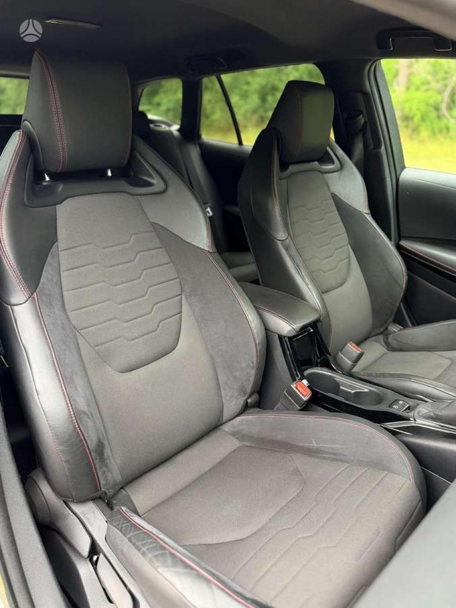 Yellow Toyota Corolla 2020 in Kaunas, with an engine capacity of 1.80 L and mileage of 119 thousand km for 16700 €, photo 12 on AUTOMOTO.COM.LV