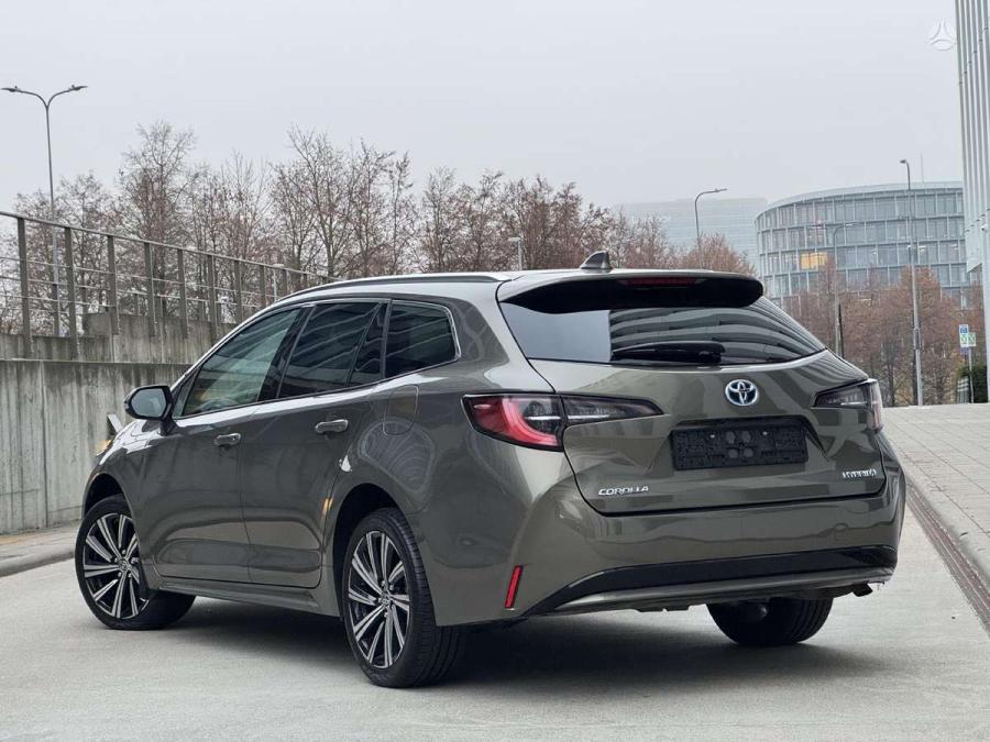 Yellow Toyota Corolla 2022 in Vilnius, with an engine capacity of 1.80 L and mileage of 37 thousand km for 18000 €, photo 6 on AUTOMOTO.COM.LV