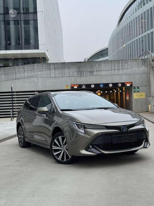 Yellow Toyota Corolla 2022 in Vilnius, with an engine capacity of 1.80 L and mileage of 37 thousand km for 18000 €, photo 8 on AUTOMOTO.COM.LV