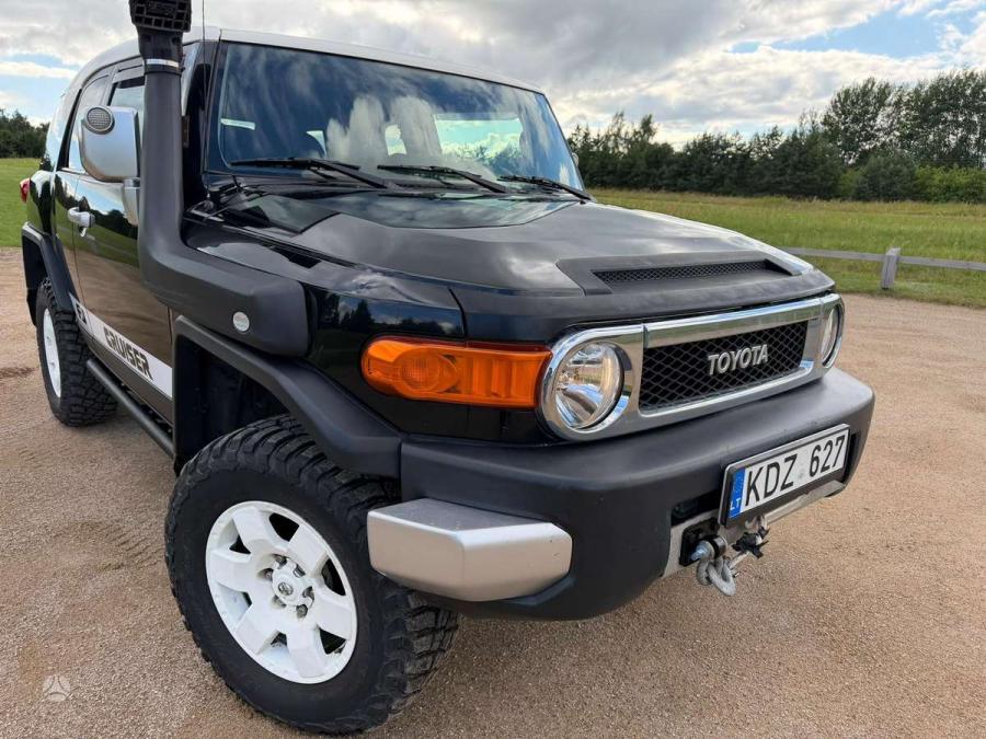 Black Toyota fj-cruiser 2007 in Utena, with an engine capacity of 4.00 L and mileage of 254 thousand km for 10900 €, photo 1 on AUTOMOTO.COM.LV