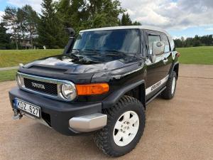 Black Toyota fj-cruiser 2007 in Utena, with an engine capacity of 4.00 L and mileage of 254 thousand km for 10900 €, photo 3 on AUTOMOTO.COM.LV