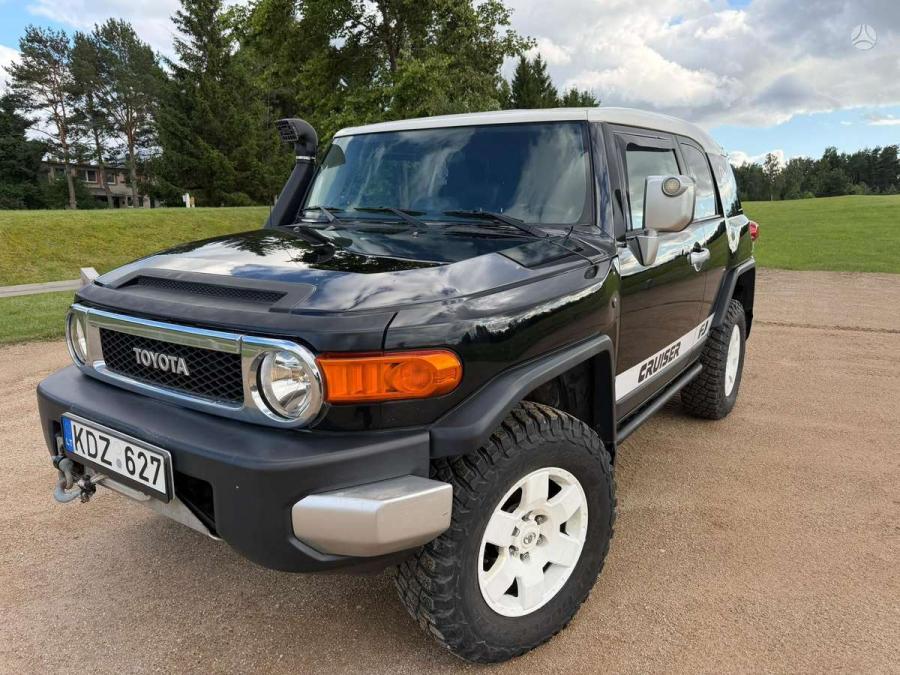 Black Toyota fj-cruiser 2007 in Utena, with an engine capacity of 4.00 L and mileage of 254 thousand km for 10900 €, photo 3 on AUTOMOTO.COM.LV