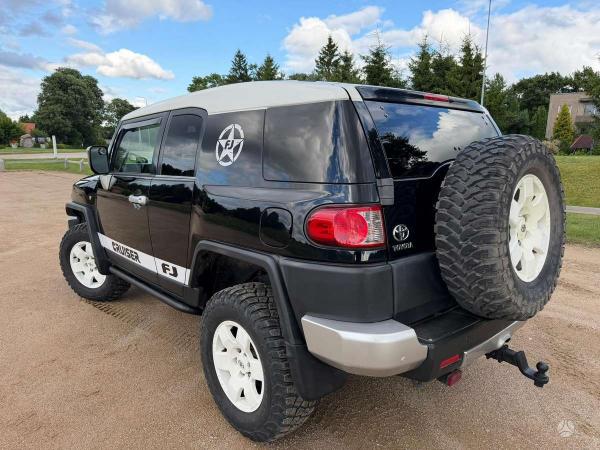 Black Toyota fj-cruiser 2007 in Utena, with an engine capacity of 4.00 L and mileage of 254 thousand km for 10900 €, photo 3 on AUTOMOTO.COM.LV