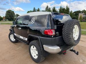 Black Toyota fj-cruiser 2007 in Utena, with an engine capacity of 4.00 L and mileage of 254 thousand km for 10900 €, photo 4 on AUTOMOTO.COM.LV