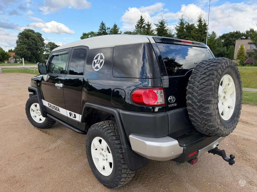 Black Toyota fj-cruiser 2007 in Utena, with an engine capacity of 4.00 L and mileage of 254 thousand km for 10900 €, photo 4 on AUTOMOTO.COM.LV