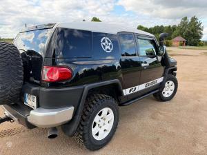 Black Toyota fj-cruiser 2007 in Utena, with an engine capacity of 4.00 L and mileage of 254 thousand km for 10900 €, photo 5 on AUTOMOTO.COM.LV