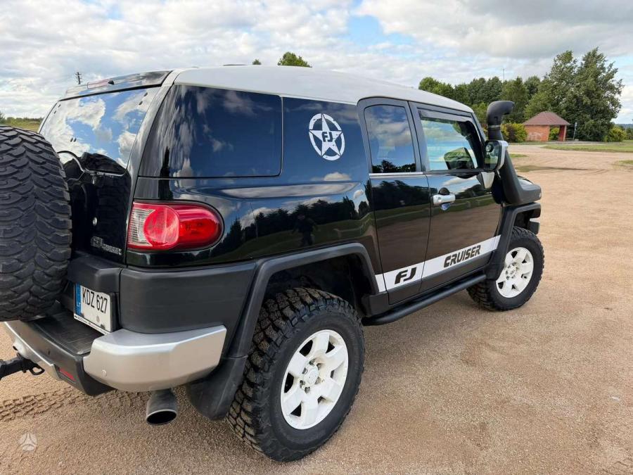 Black Toyota fj-cruiser 2007 in Utena, with an engine capacity of 4.00 L and mileage of 254 thousand km for 10900 €, photo 5 on AUTOMOTO.COM.LV