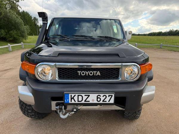 Black Toyota fj-cruiser 2007 in Utena, with an engine capacity of 4.00 L and mileage of 254 thousand km for 10900 €, photo 5 on AUTOMOTO.COM.LV