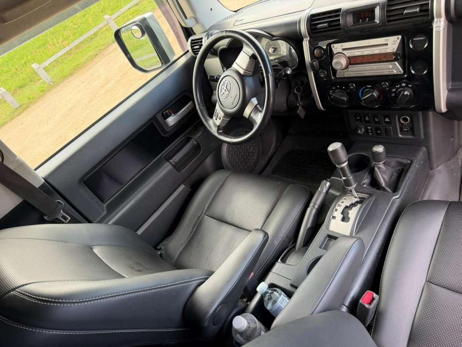 Black Toyota fj-cruiser 2007 in Utena, with an engine capacity of 4.00 L and mileage of 254 thousand km for 10900 €, photo 7 on AUTOMOTO.COM.LV