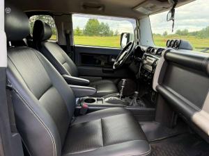 Black Toyota fj-cruiser 2007 in Utena, with an engine capacity of 4.00 L and mileage of 254 thousand km for 10900 €, photo 8 on AUTOMOTO.COM.LV