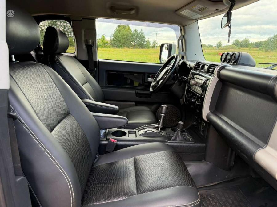 Black Toyota fj-cruiser 2007 in Utena, with an engine capacity of 4.00 L and mileage of 254 thousand km for 10900 €, photo 8 on AUTOMOTO.COM.LV