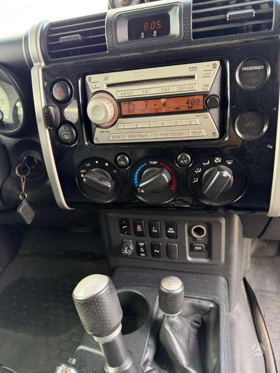 Black Toyota fj-cruiser 2007 in Utena, with an engine capacity of 4.00 L and mileage of 254 thousand km for 10900 €, photo 9 on AUTOMOTO.COM.LV