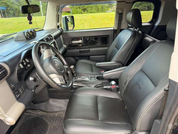 Black Toyota fj-cruiser 2007 in Utena, with an engine capacity of 4.00 L and mileage of 254 thousand km for 10900 €, photo 9 on AUTOMOTO.COM.LV