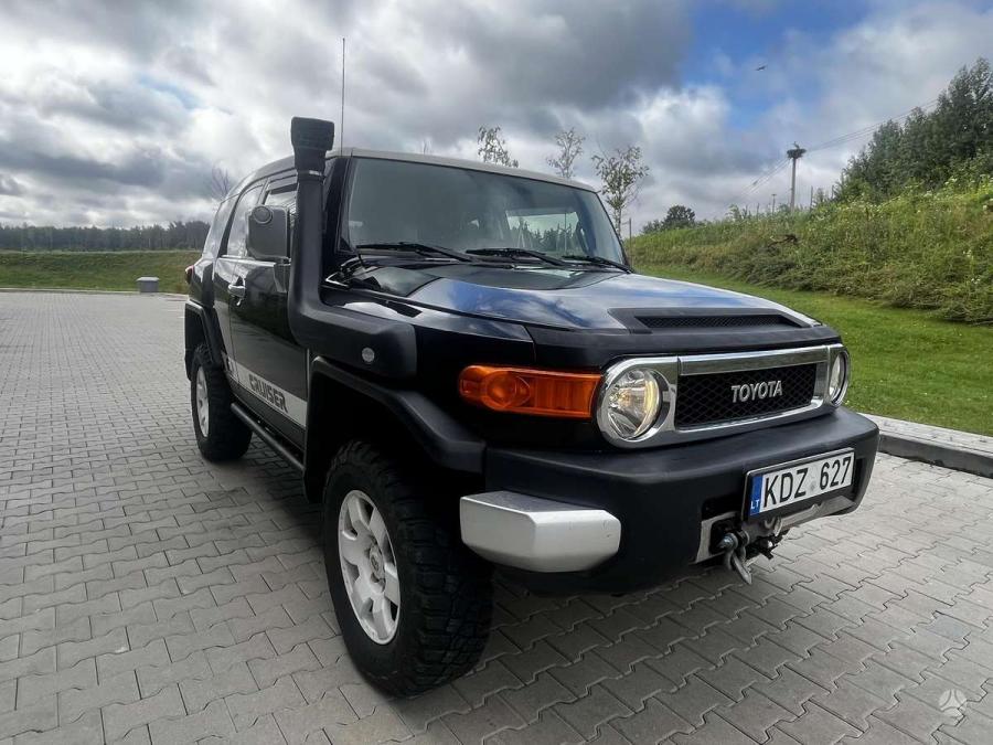 Melns Toyota fj-cruiser 2007 Viļņa, ar dzinēja tilpumu 4.00 L un nobraukumu 256 tūkst. km par 14000 €, foto 3 vietnē AUTOMOTO.COM.LV