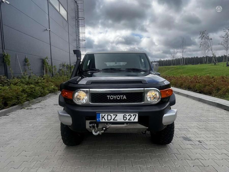Melns Toyota fj-cruiser 2007 Viļņa, ar dzinēja tilpumu 4.00 L un nobraukumu 256 tūkst. km par 14000 €, foto 4 vietnē AUTOMOTO.COM.LV
