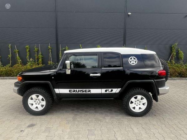 Black Toyota fj-cruiser 2007 in Vilnius, with an engine capacity of 4.00 L and mileage of 256 thousand km for 14000 €, photo 4 on AUTOMOTO.COM.LV