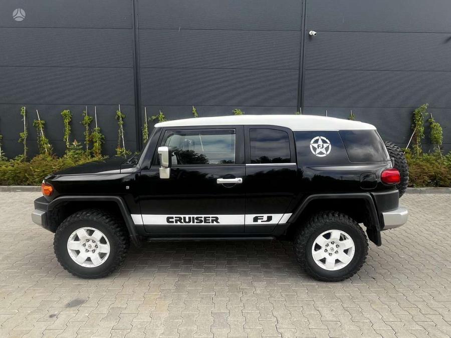Melns Toyota fj-cruiser 2007 Viļņa, ar dzinēja tilpumu 4.00 L un nobraukumu 256 tūkst. km par 14000 €, foto 5 vietnē AUTOMOTO.COM.LV