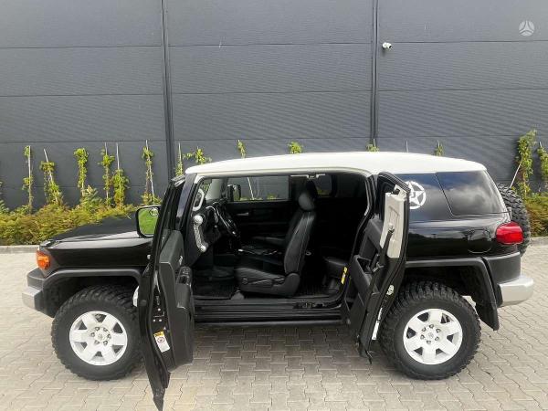 Black Toyota fj-cruiser 2007 in Vilnius, with an engine capacity of 4.00 L and mileage of 256 thousand km for 14000 €, photo 5 on AUTOMOTO.COM.LV