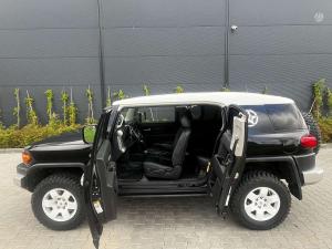 Melns Toyota fj-cruiser 2007 Viļņa, ar dzinēja tilpumu 4.00 L un nobraukumu 256 tūkst. km par 14000 €, foto 6 vietnē AUTOMOTO.COM.LV