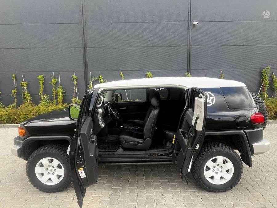 Melns Toyota fj-cruiser 2007 Viļņa, ar dzinēja tilpumu 4.00 L un nobraukumu 256 tūkst. km par 14000 €, foto 6 vietnē AUTOMOTO.COM.LV