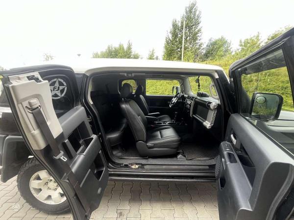 Black Toyota fj-cruiser 2007 in Vilnius, with an engine capacity of 4.00 L and mileage of 256 thousand km for 14000 €, photo 7 on AUTOMOTO.COM.LV
