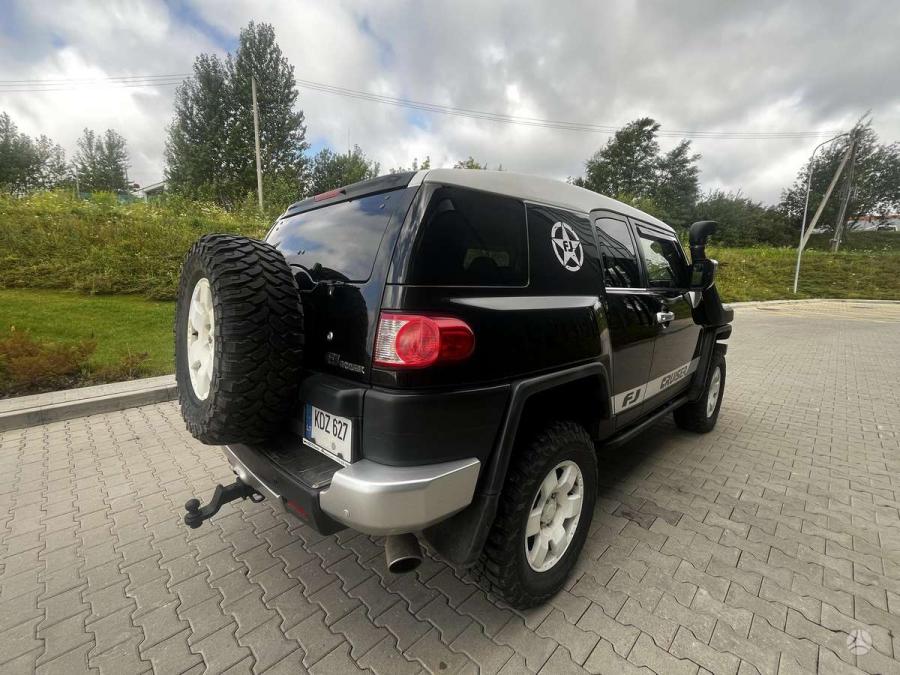 Melns Toyota fj-cruiser 2007 Viļņa, ar dzinēja tilpumu 4.00 L un nobraukumu 256 tūkst. km par 14000 €, foto 9 vietnē AUTOMOTO.COM.LV