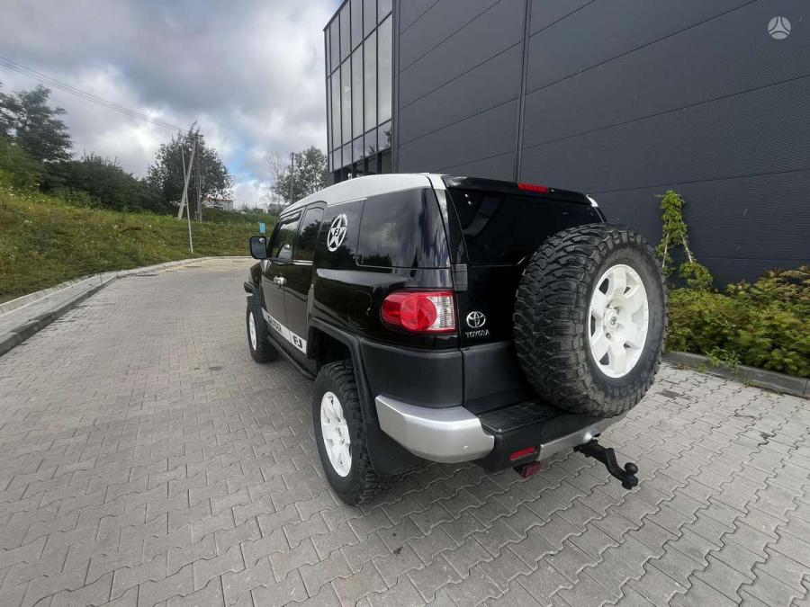Melns Toyota fj-cruiser 2007 Viļņa, ar dzinēja tilpumu 4.00 L un nobraukumu 256 tūkst. km par 14000 €, foto 10 vietnē AUTOMOTO.COM.LV
