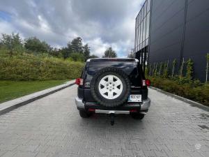 Melns Toyota fj-cruiser 2007 Viļņa, ar dzinēja tilpumu 4.00 L un nobraukumu 256 tūkst. km par 14000 €, foto 11 vietnē AUTOMOTO.COM.LV
