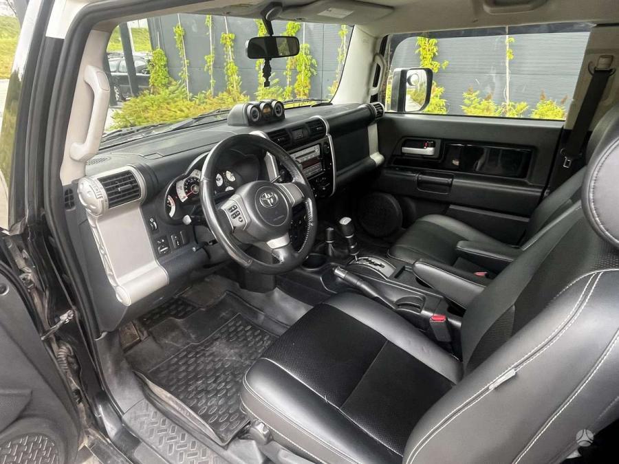 Melns Toyota fj-cruiser 2007 Viļņa, ar dzinēja tilpumu 4.00 L un nobraukumu 256 tūkst. km par 14000 €, foto 13 vietnē AUTOMOTO.COM.LV