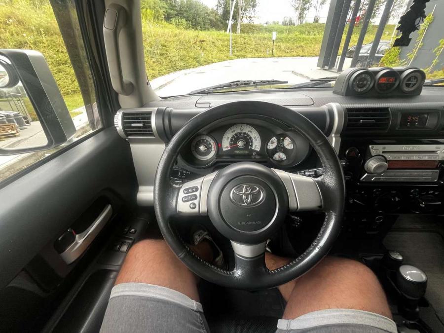 Melns Toyota fj-cruiser 2007 Viļņa, ar dzinēja tilpumu 4.00 L un nobraukumu 256 tūkst. km par 14000 €, foto 14 vietnē AUTOMOTO.COM.LV