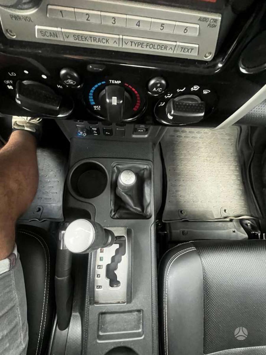 Melns Toyota fj-cruiser 2007 Viļņa, ar dzinēja tilpumu 4.00 L un nobraukumu 256 tūkst. km par 14000 €, foto 15 vietnē AUTOMOTO.COM.LV
