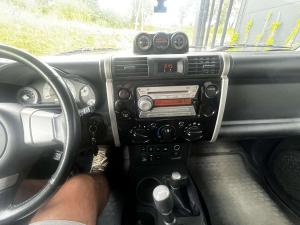 Melns Toyota fj-cruiser 2007 Viļņa, ar dzinēja tilpumu 4.00 L un nobraukumu 256 tūkst. km par 14000 €, foto 16 vietnē AUTOMOTO.COM.LV