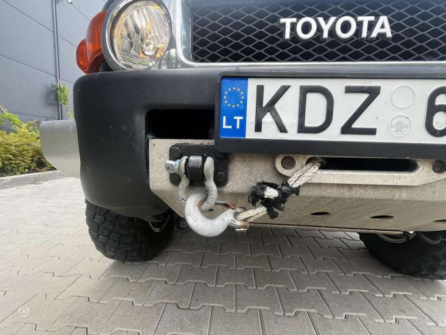 Melns Toyota fj-cruiser 2007 Viļņa, ar dzinēja tilpumu 4.00 L un nobraukumu 256 tūkst. km par 14000 €, foto 20 vietnē AUTOMOTO.COM.LV