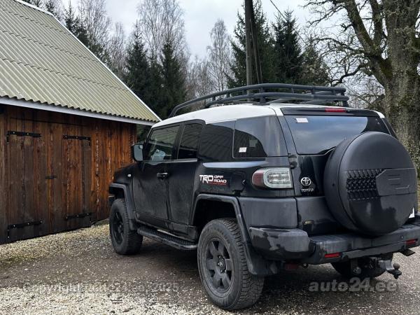 Melns Toyota fj-cruiser 2008 Viljandi, ar dzinēja tilpumu 4.00 L un nobraukumu 292 tūkst. km par 22000 €, foto 2 vietnē AUTOMOTO.COM.LV