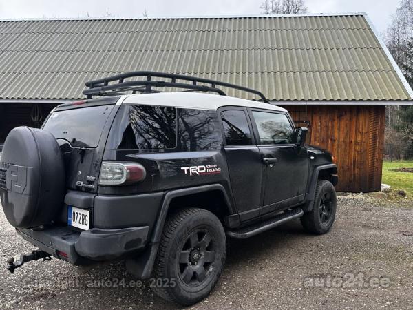 Melns Toyota fj-cruiser 2008 Viljandi, ar dzinēja tilpumu 4.00 L un nobraukumu 292 tūkst. km par 22000 €, foto 3 vietnē AUTOMOTO.COM.LV