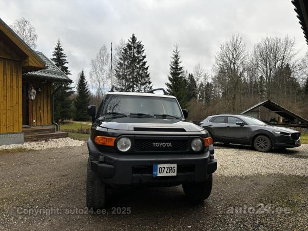 Melns Toyota fj-cruiser 2008 Viljandi, ar dzinēja tilpumu 4.00 L un nobraukumu 292 tūkst. km par 22000 €, foto 4 vietnē AUTOMOTO.COM.LV
