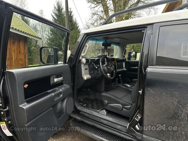 Melns Toyota fj-cruiser 2008 Viljandi, ar dzinēja tilpumu 4.00 L un nobraukumu 292 tūkst. km par 22000 €, foto 7 vietnē AUTOMOTO.COM.LV