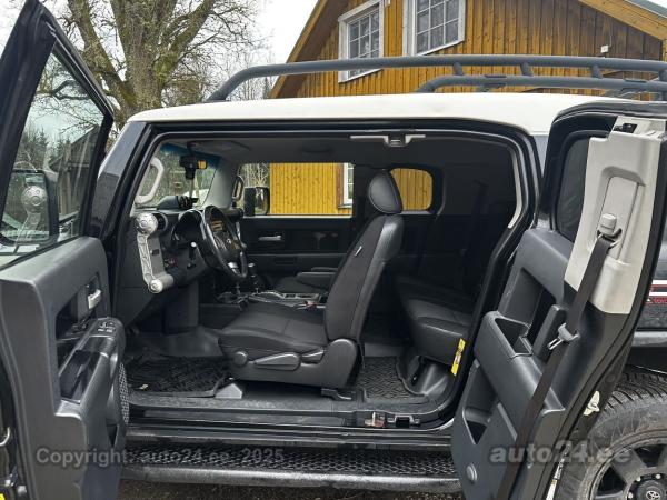 Melns Toyota fj-cruiser 2008 Viljandi, ar dzinēja tilpumu 4.00 L un nobraukumu 292 tūkst. km par 22000 €, foto 8 vietnē AUTOMOTO.COM.LV