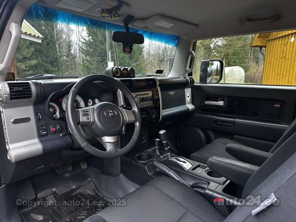 Melns Toyota fj-cruiser 2008 Viljandi, ar dzinēja tilpumu 4.00 L un nobraukumu 292 tūkst. km par 22000 €, foto 9 vietnē AUTOMOTO.COM.LV