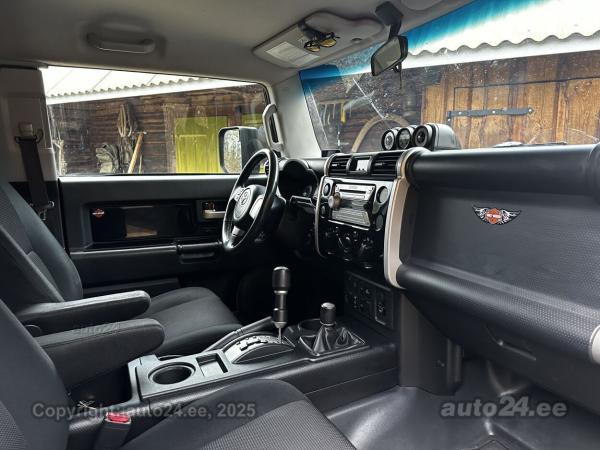 Melns Toyota fj-cruiser 2008 Viljandi, ar dzinēja tilpumu 4.00 L un nobraukumu 292 tūkst. km par 22000 €, foto 10 vietnē AUTOMOTO.COM.LV