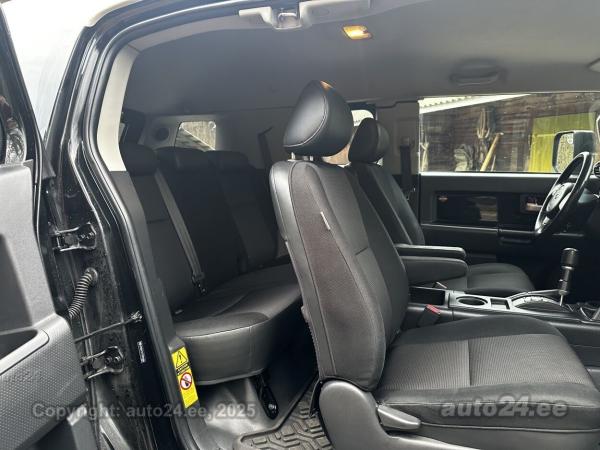 Black Toyota fj-cruiser 2008 in Viljandi, with an engine capacity of 4.00 L and mileage of 292 thousand km for 22000 €, photo 11 on AUTOMOTO.COM.LV
