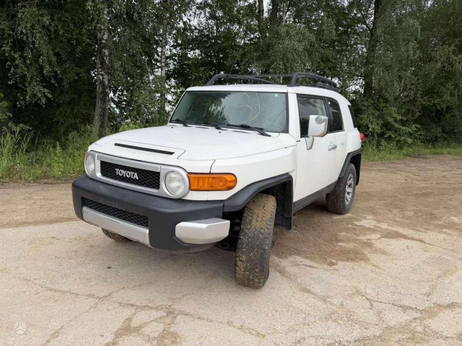 Balts Toyota fj-cruiser 2014 Viļņa, ar dzinēja tilpumu 4.00 L un nobraukumu 191 tūkst. km par 19360 €, foto 1 vietnē AUTOMOTO.COM.LV