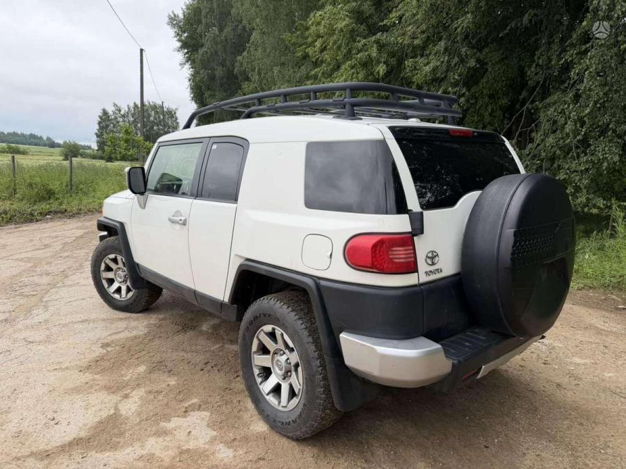 Balts Toyota fj-cruiser 2014 Viļņa, ar dzinēja tilpumu 4.00 L un nobraukumu 191 tūkst. km par 19360 €, foto 3 vietnē AUTOMOTO.COM.LV