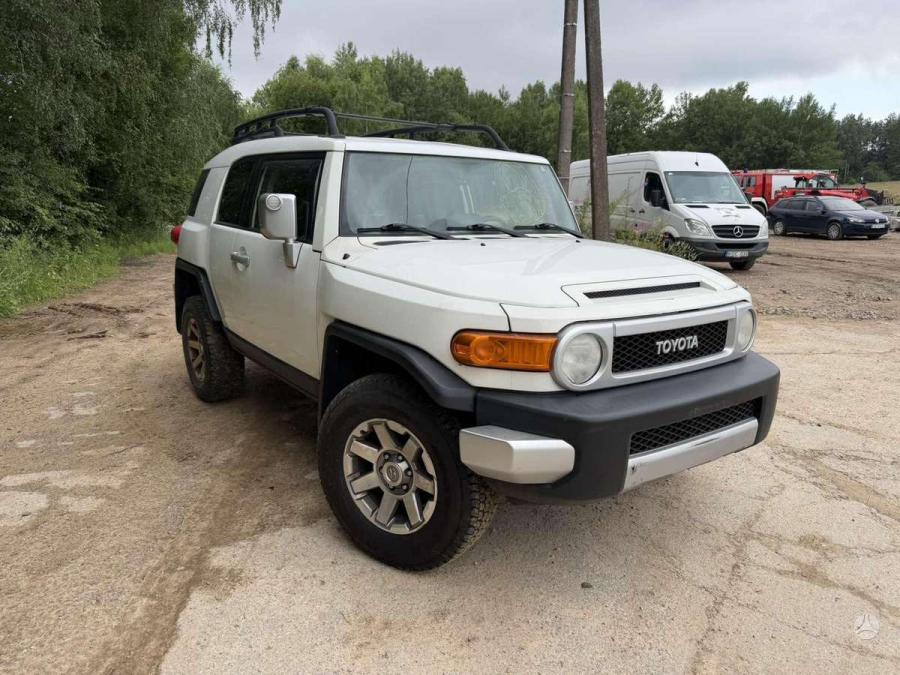 Balts Toyota fj-cruiser 2014 Viļņa, ar dzinēja tilpumu 4.00 L un nobraukumu 191 tūkst. km par 19360 €, foto 5 vietnē AUTOMOTO.COM.LV