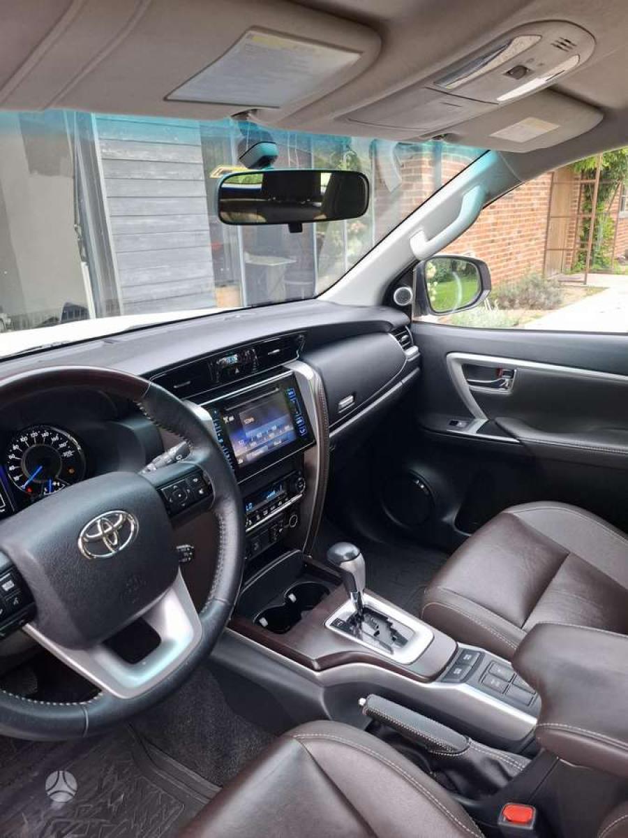 White Toyota Fortuner 2018 in Kaunas, with an engine capacity of 2.69 L and mileage of 65 thousand km for 19500 €, photo 7 on AUTOMOTO.COM.LV