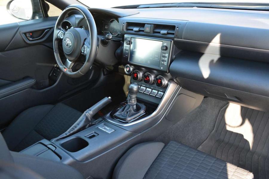 Grey Toyota GR86 2023 in Vilnius, with an engine capacity of 2.40 L and mileage of 18 thousand km for 26000 €, photo 21 on AUTOMOTO.COM.LV