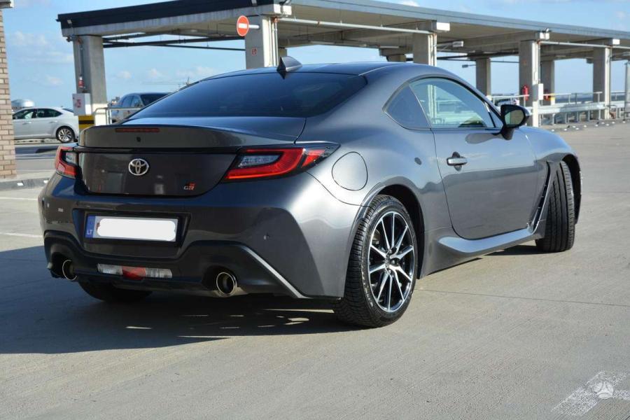 Grey Toyota GR86 2023 in Vilnius, with an engine capacity of 2.40 L and mileage of 18 thousand km for 26000 €, photo 25 on AUTOMOTO.COM.LV