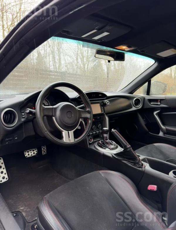 White Toyota gt-86 2012 in Jelgava, with an engine capacity of 2.00 L and mileage of 210 thousand km for 13000 €, photo 9 on AUTOMOTO.COM.LV